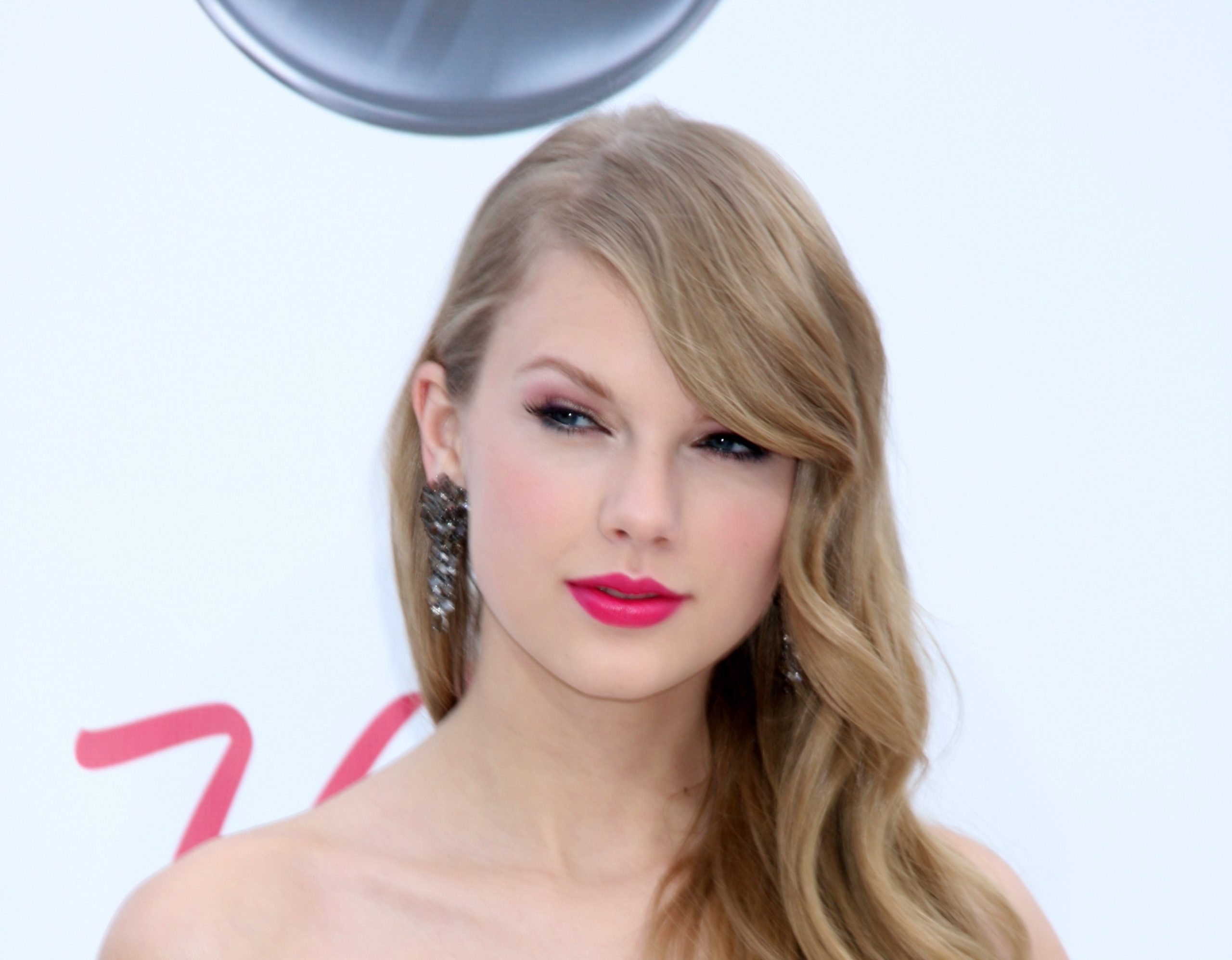 10 Fun Facts About Taylor Swift - Cash Panda